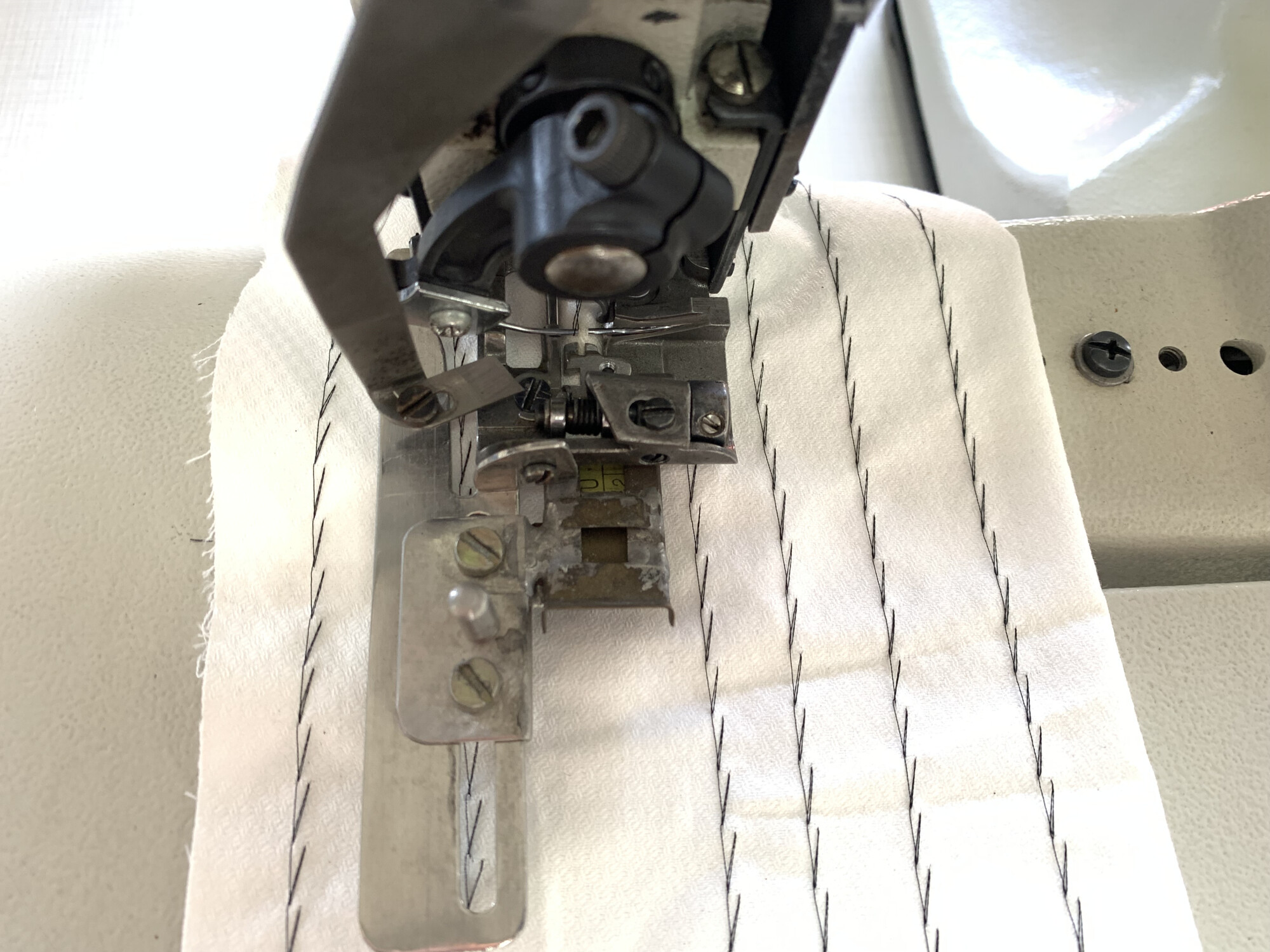 Masina pentru cusatura ascunsa Brother CM2-B931-1